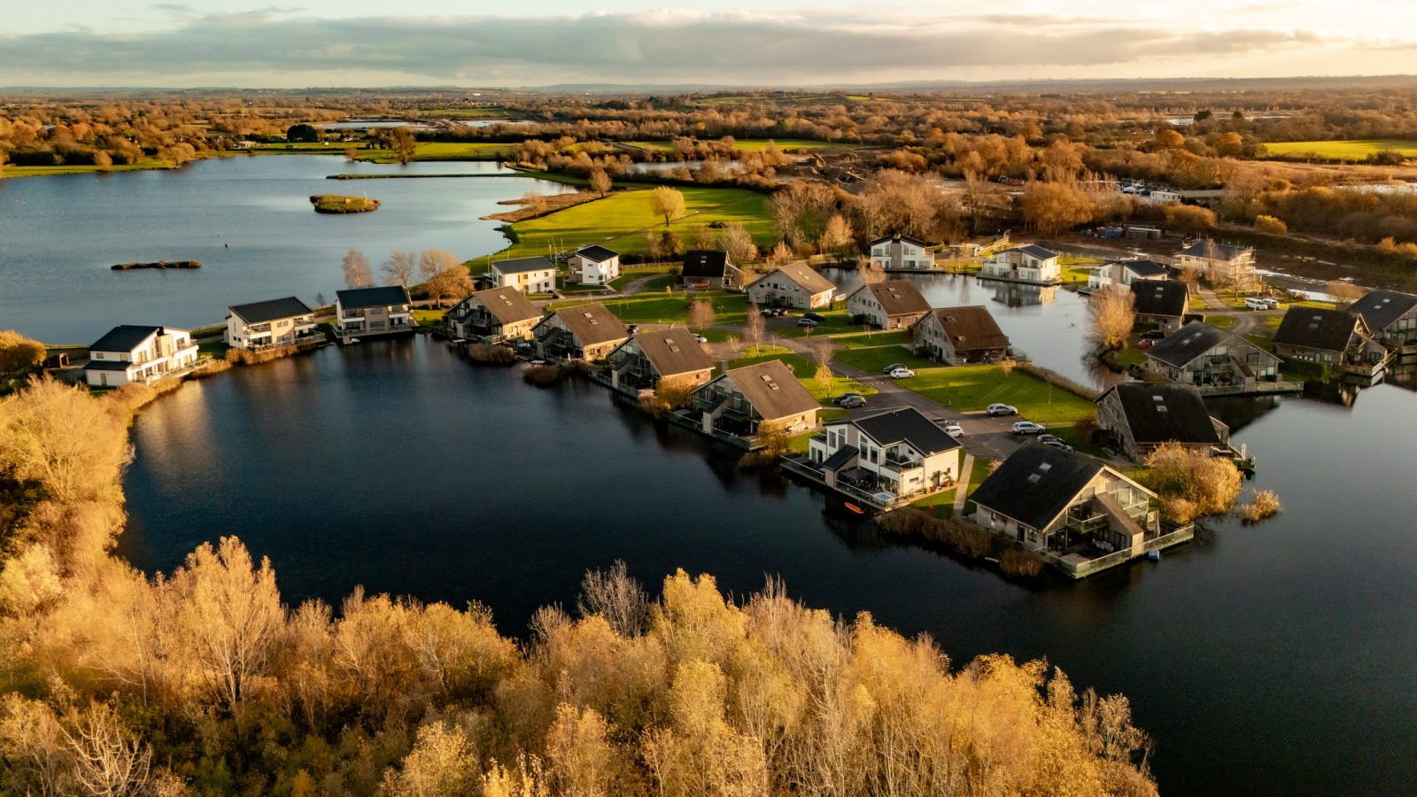 Cotswold Lakeside Lodge | Still Waters - Lakeside Stay